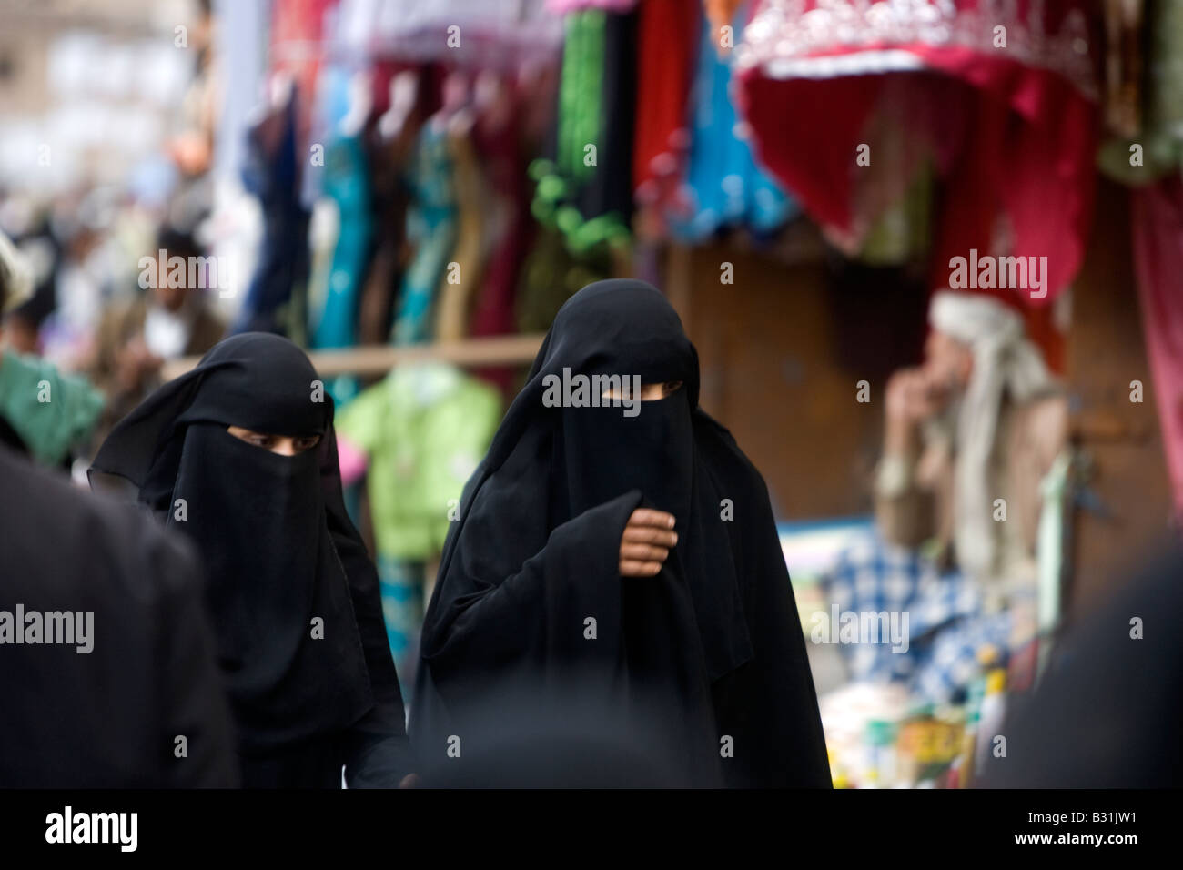 Muslim women wearing traditional clothing Stock Photo - Alamy