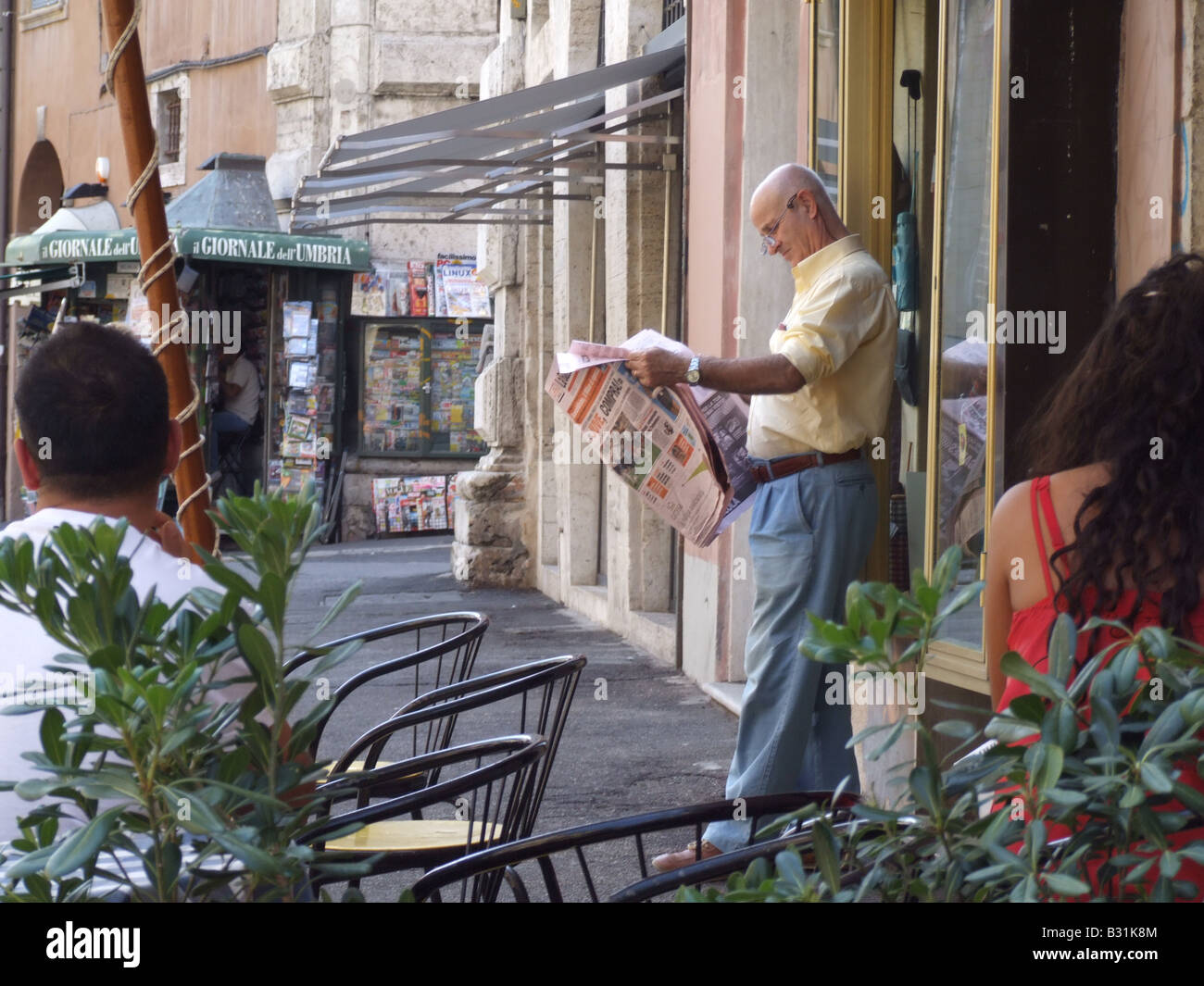 Senior newspaper reading italian hi-res stock photography and images ...