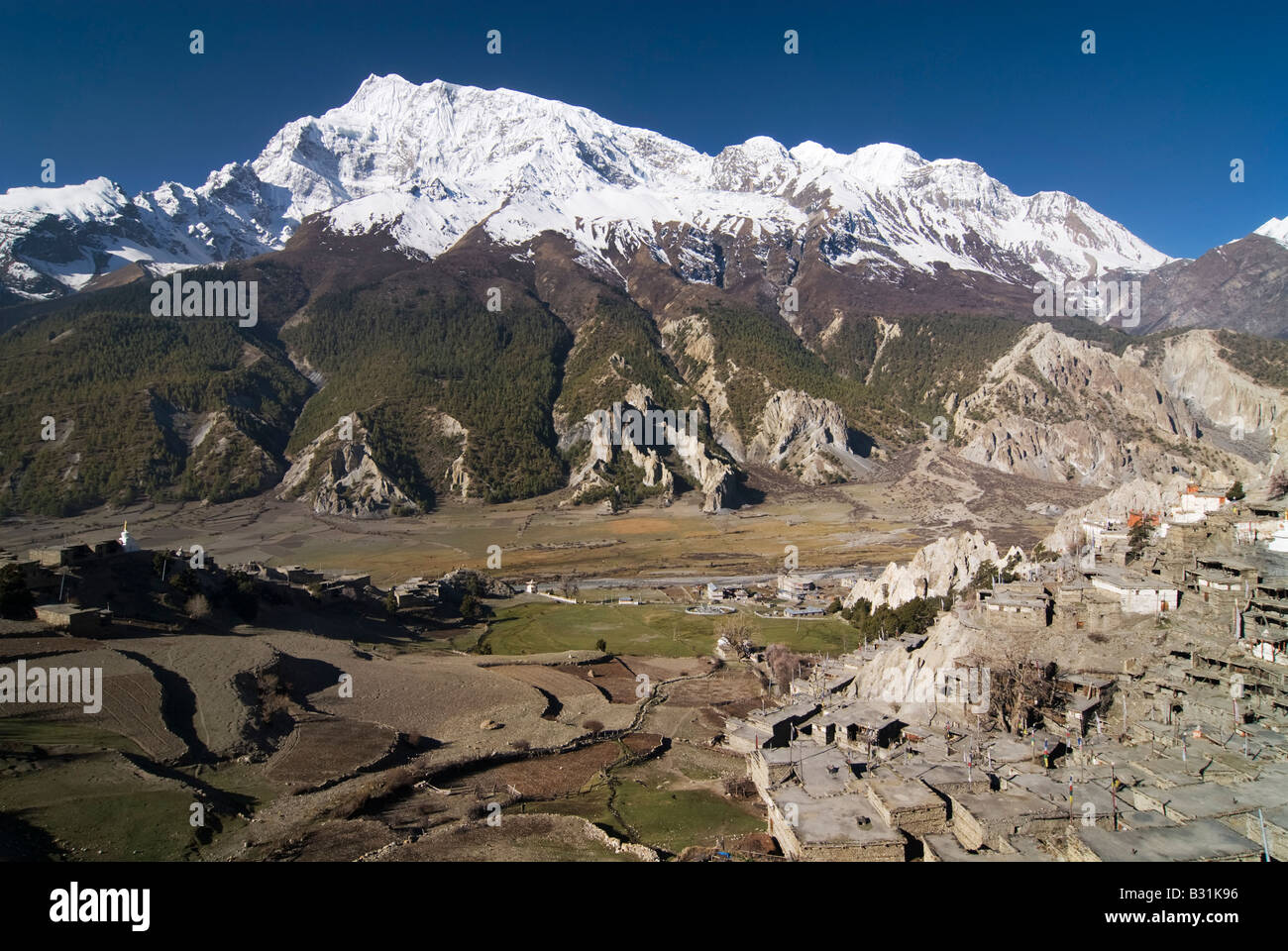 Manang Valley and the Annapurna mountain range. Himalayas, Nepal Stock ...