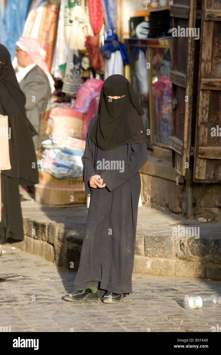 Muslim women wearing traditional clothing Stock Photo - Alamy