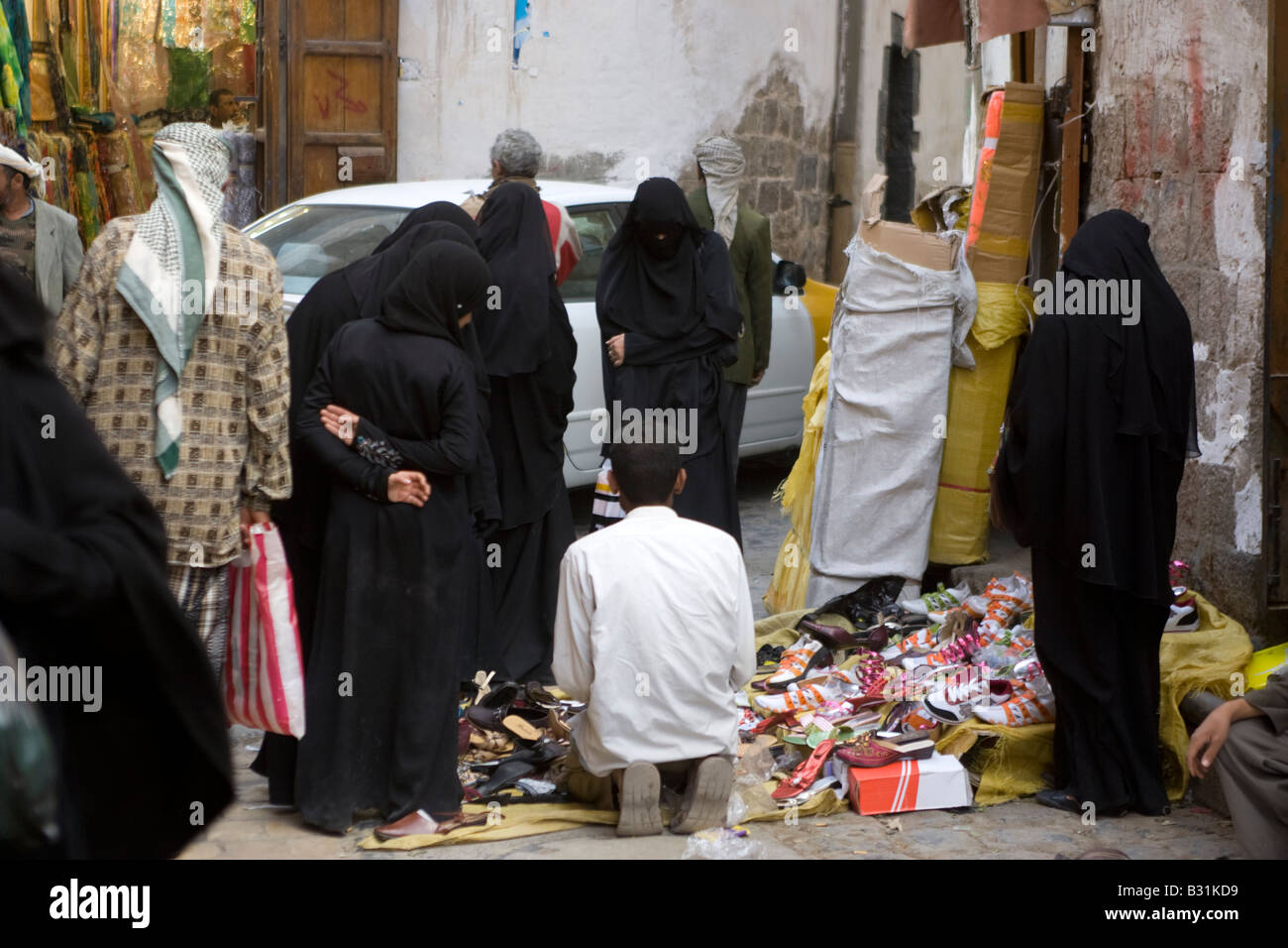 Muslim women wearing traditional clothing Stock Photo - Alamy