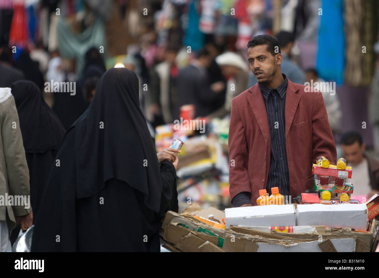 Muslim women wearing traditional clothing Stock Photo - Alamy
