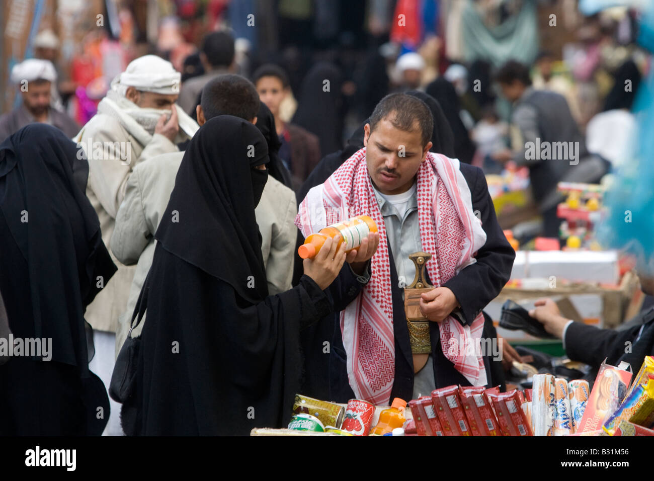 Muslim women wearing traditional clothing Stock Photo - Alamy