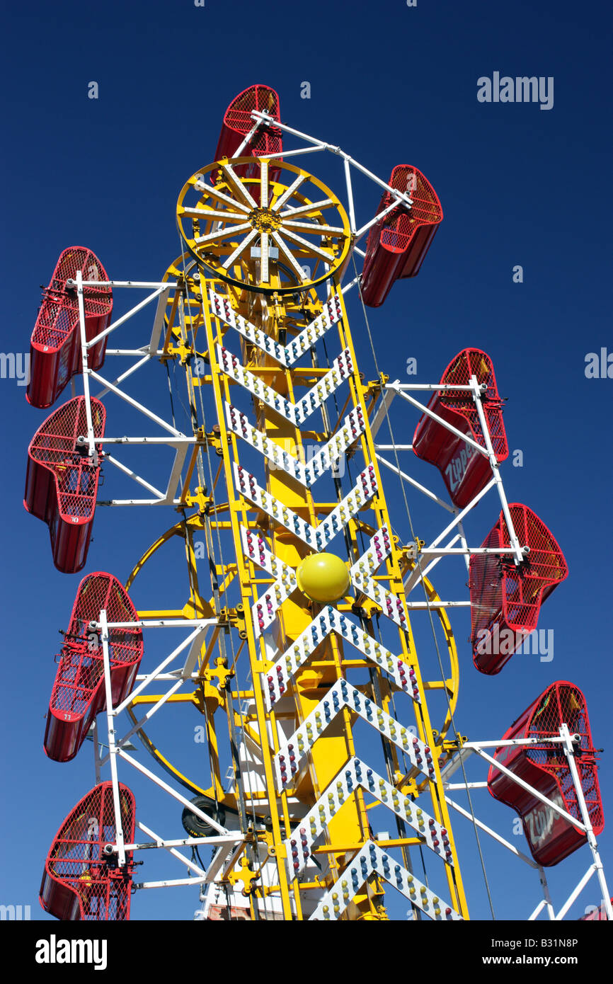 YELLOW AND RED SIDESHOW RIDE AT FAIRGROUND VERTICAL BDA11268 Stock ...
