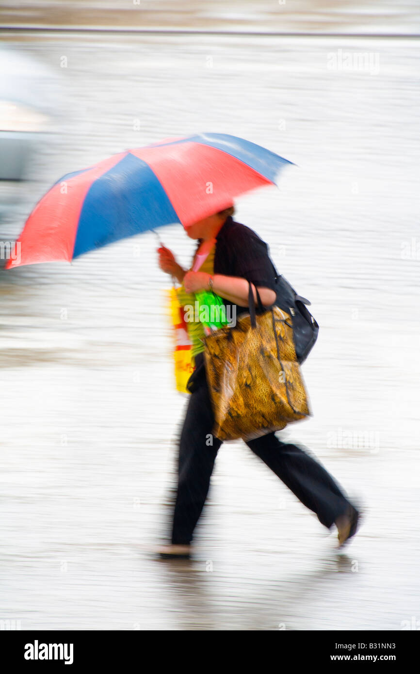 PEDESTRIANS CROSSING STREET IN RAIN Stock Photo - Alamy
