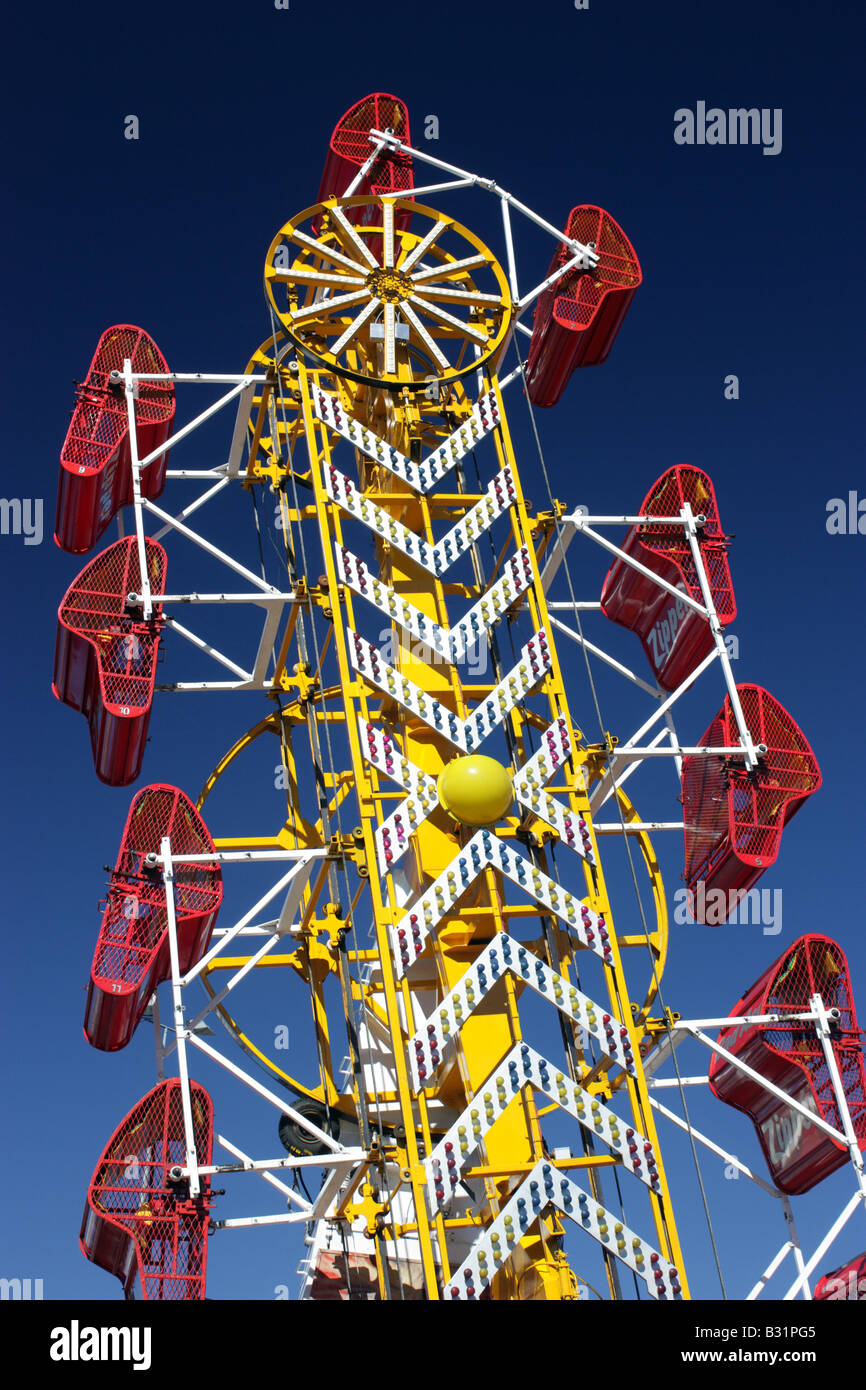 YELLOW AND RED SIDESHOW RIDE AT FAIRGROUND VERTICAL BDA11267 Stock ...