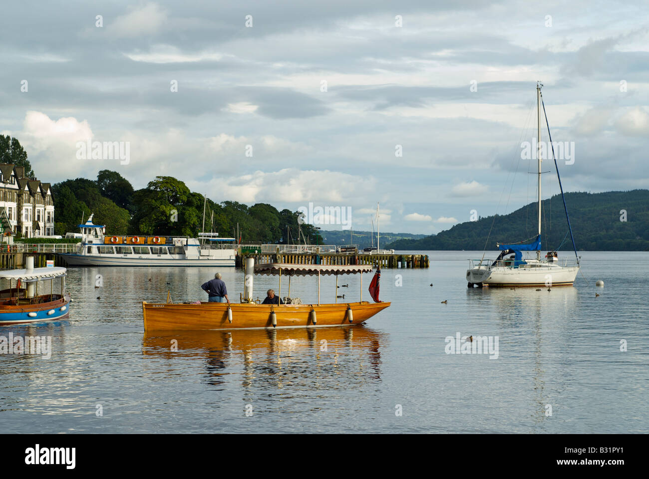 Steam launch leaving the pier at Waterhead, Lake Windermere, Lake ...