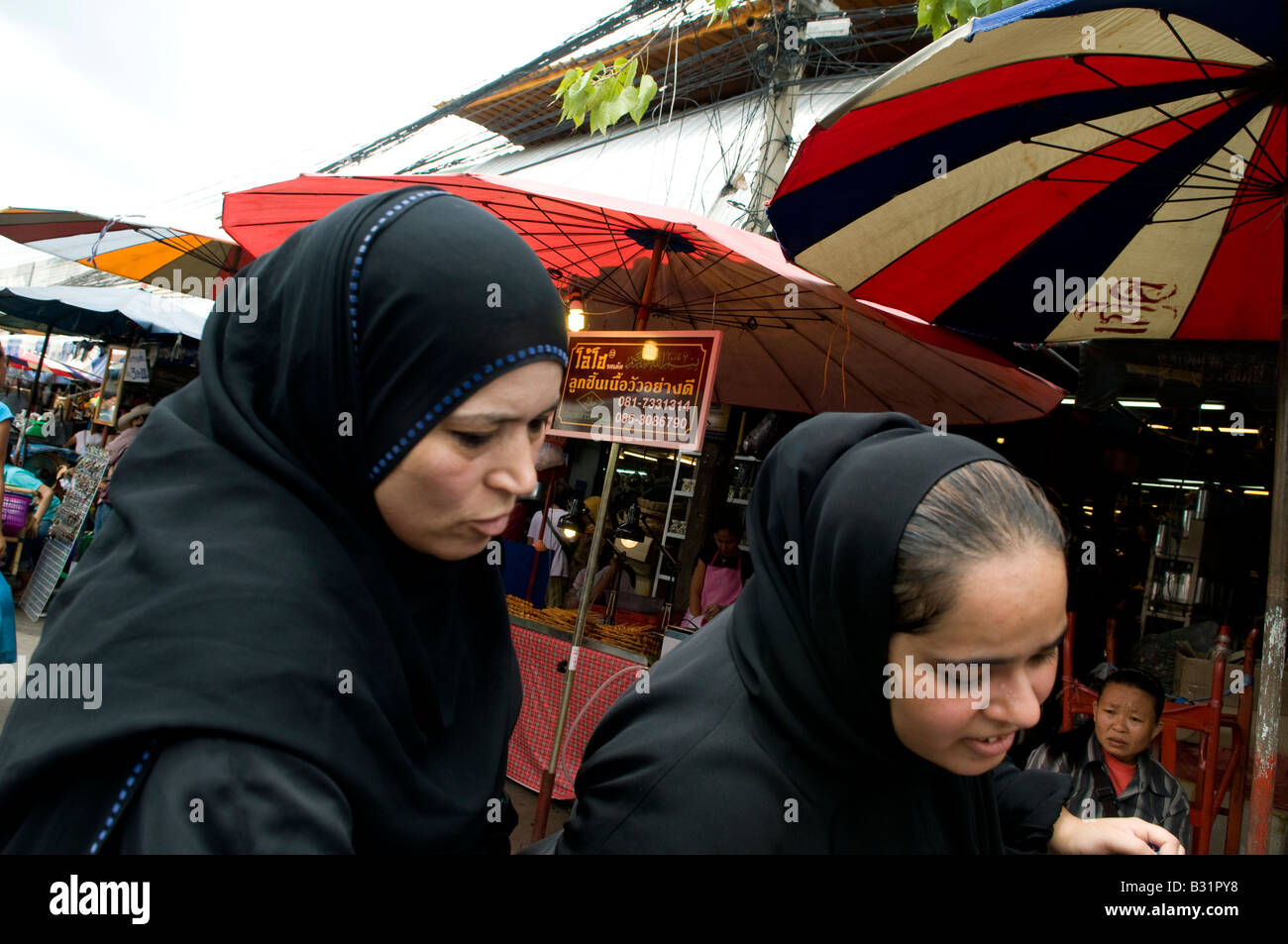 Arab women shopping hi-res stock photography and images - Alamy