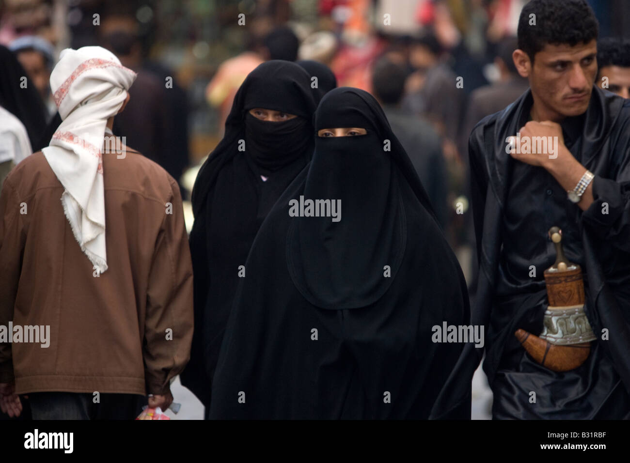 Muslim women wearing traditional clothing Stock Photo - Alamy