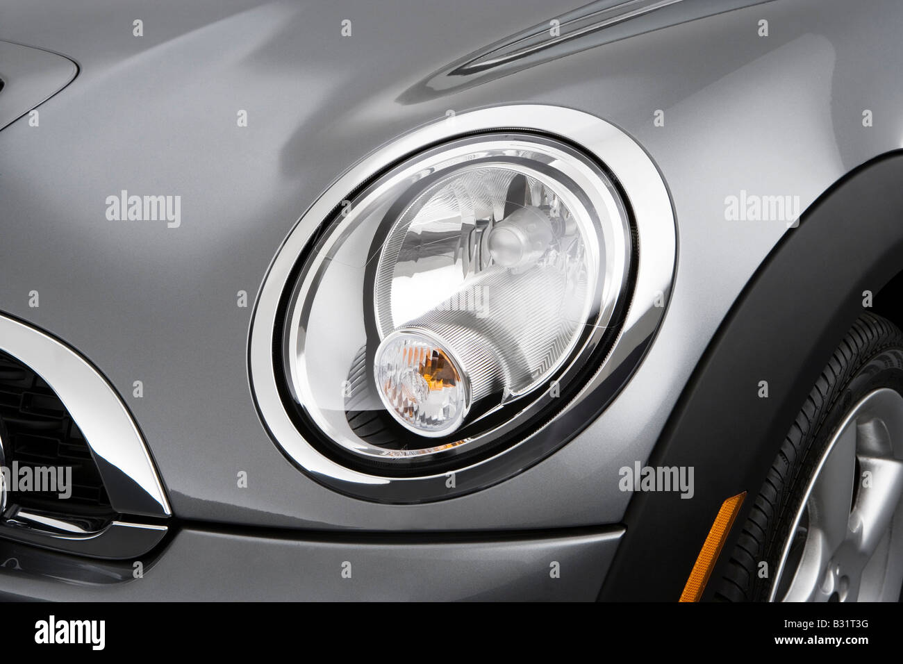 2008 Mini Cooper Clubman S in Silver - Headlight Stock Photo - Alamy