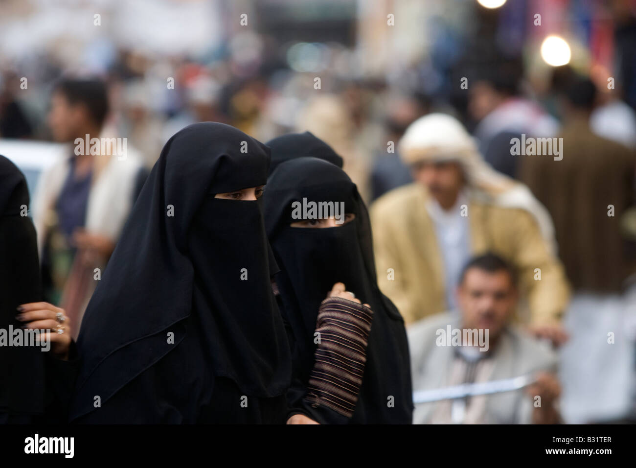 Muslim women wearing traditional clothing Stock Photo - Alamy