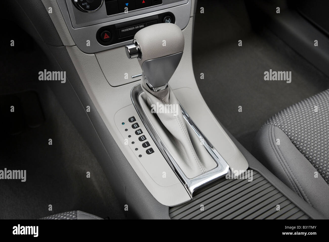 2008 Chevrolet Malibu Hybrid in Silver - Gear shifter/center console ...