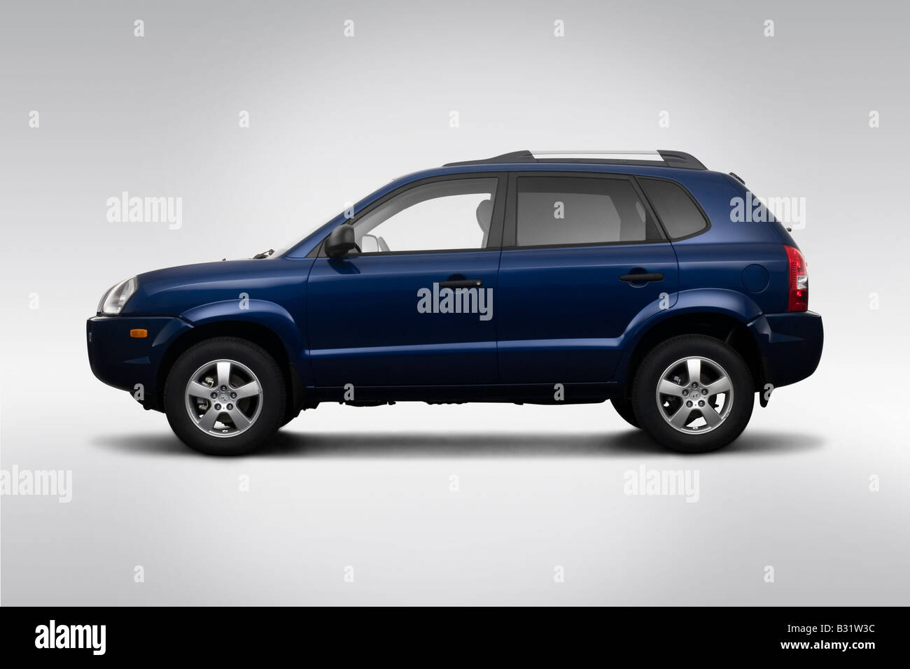2008 Hyundai Tucson GLS in Blue - Drivers Side Profile Stock Photo - Alamy