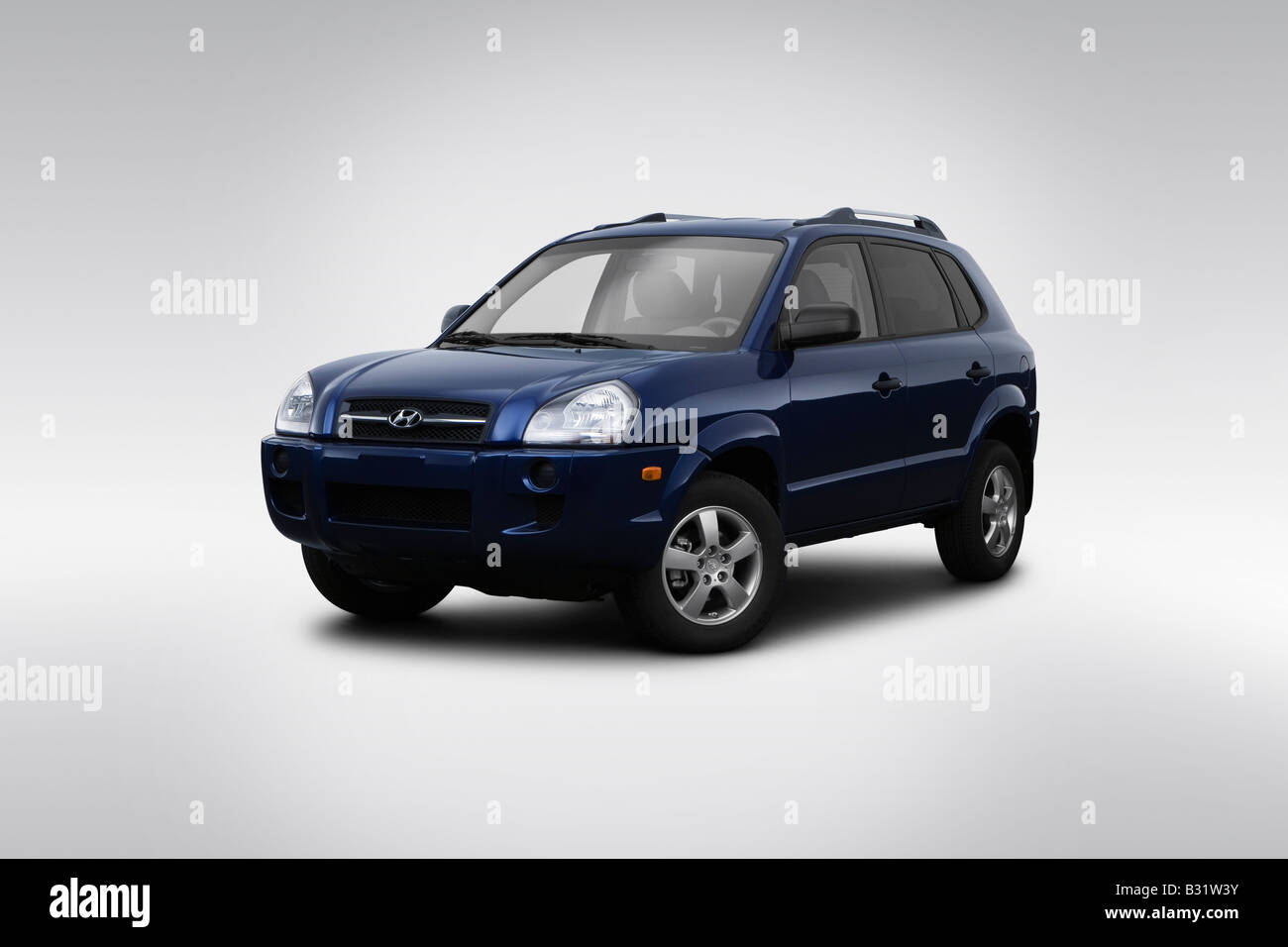 2008 Hyundai Tucson GLS in Blue - Front angle view Stock Photo - Alamy