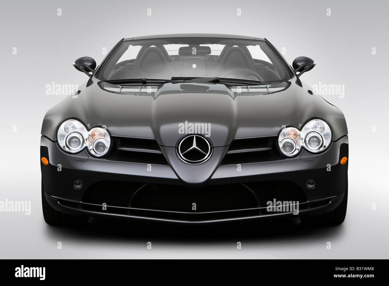 Mercedes front grille hi-res stock photography and images - Alamy