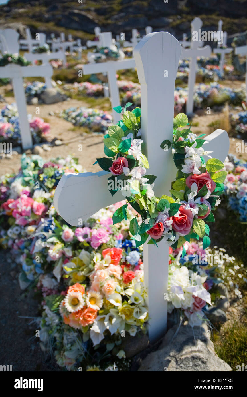 An Inuit burial graveyard at Ilulissat on Greenland Stock Photo - Alamy