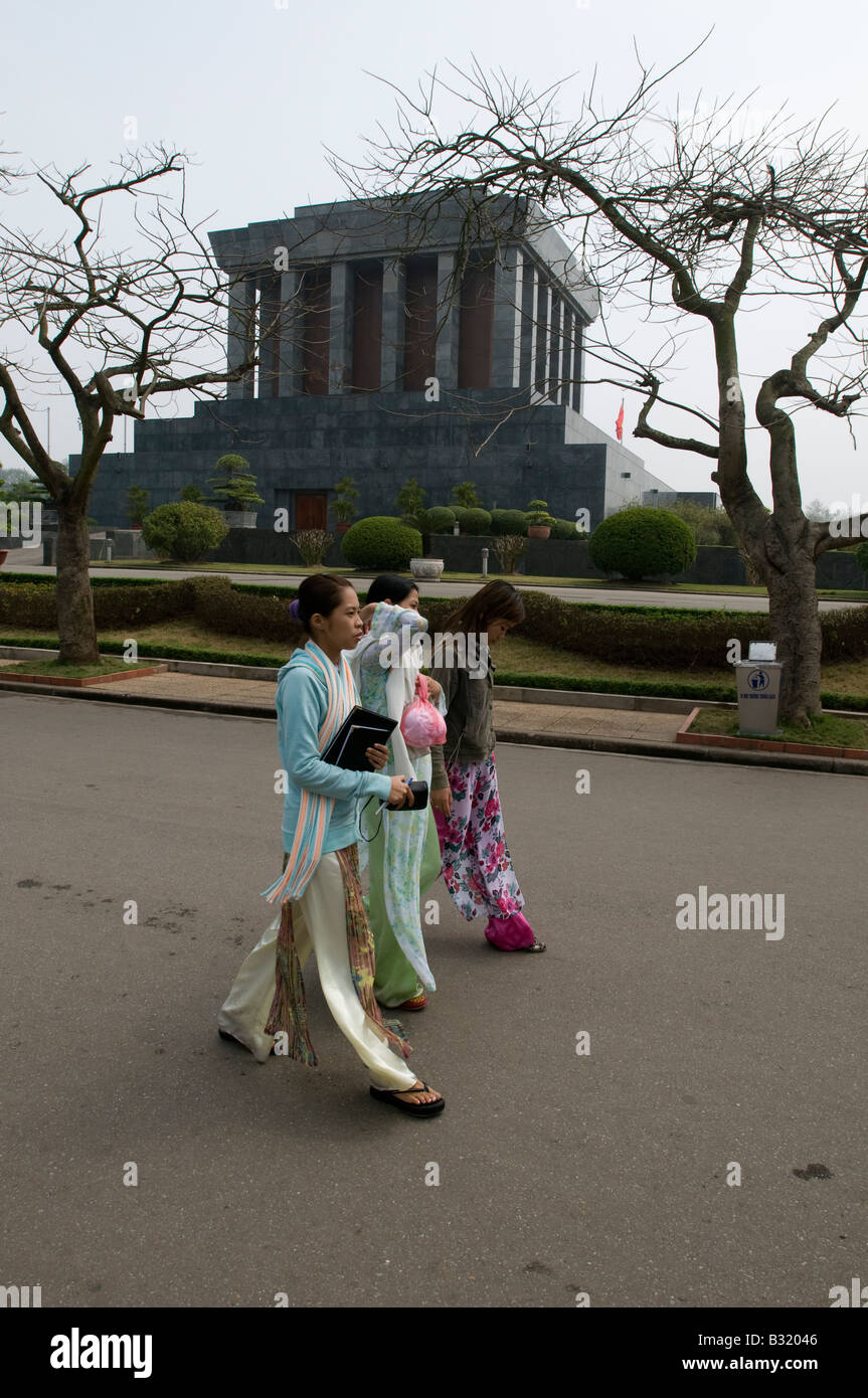 Hanoi women wearing ao dai dresses hi-res stock photography and images ...