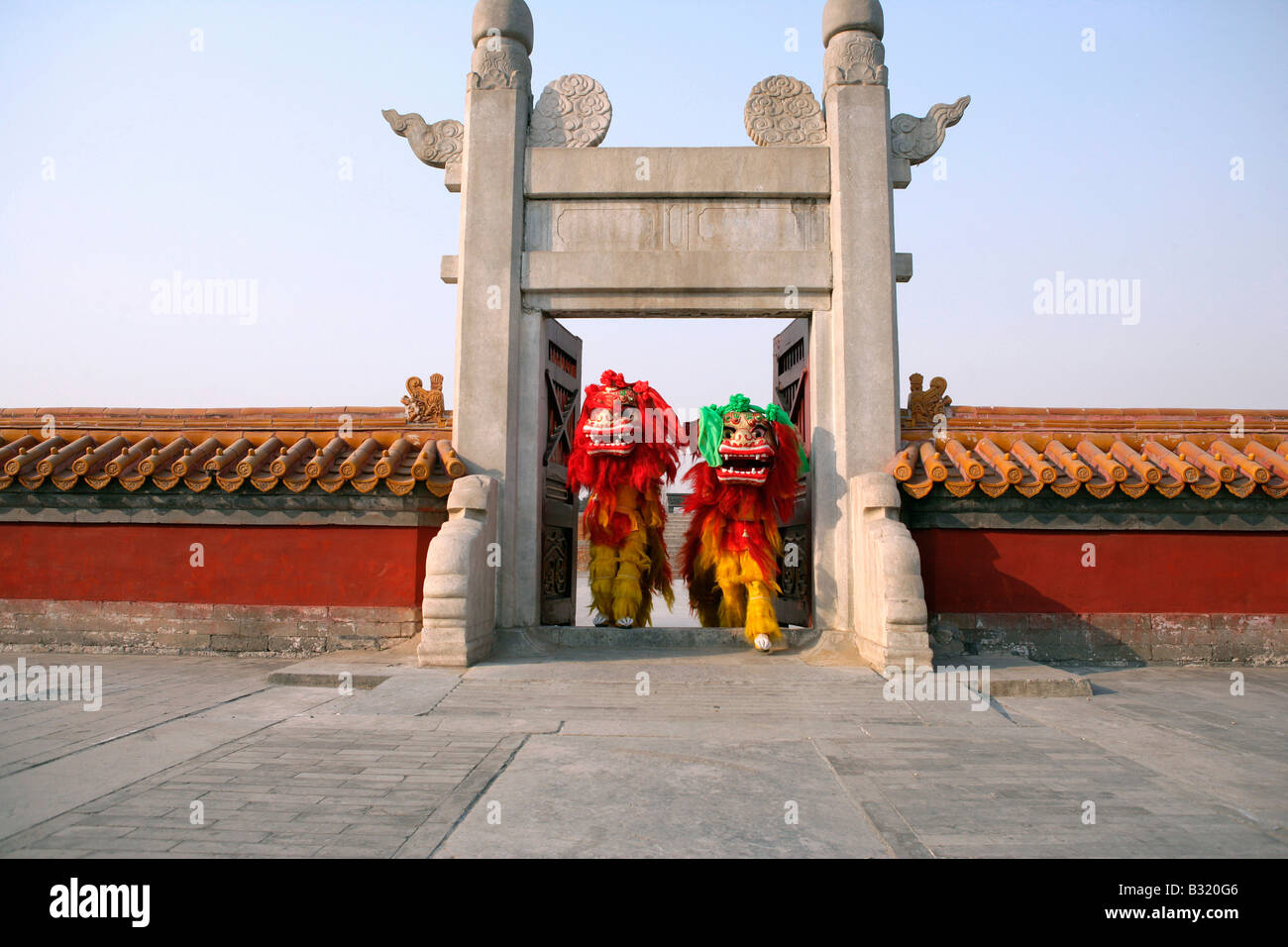 Performance chinese red lion hi-res stock photography and images - Alamy