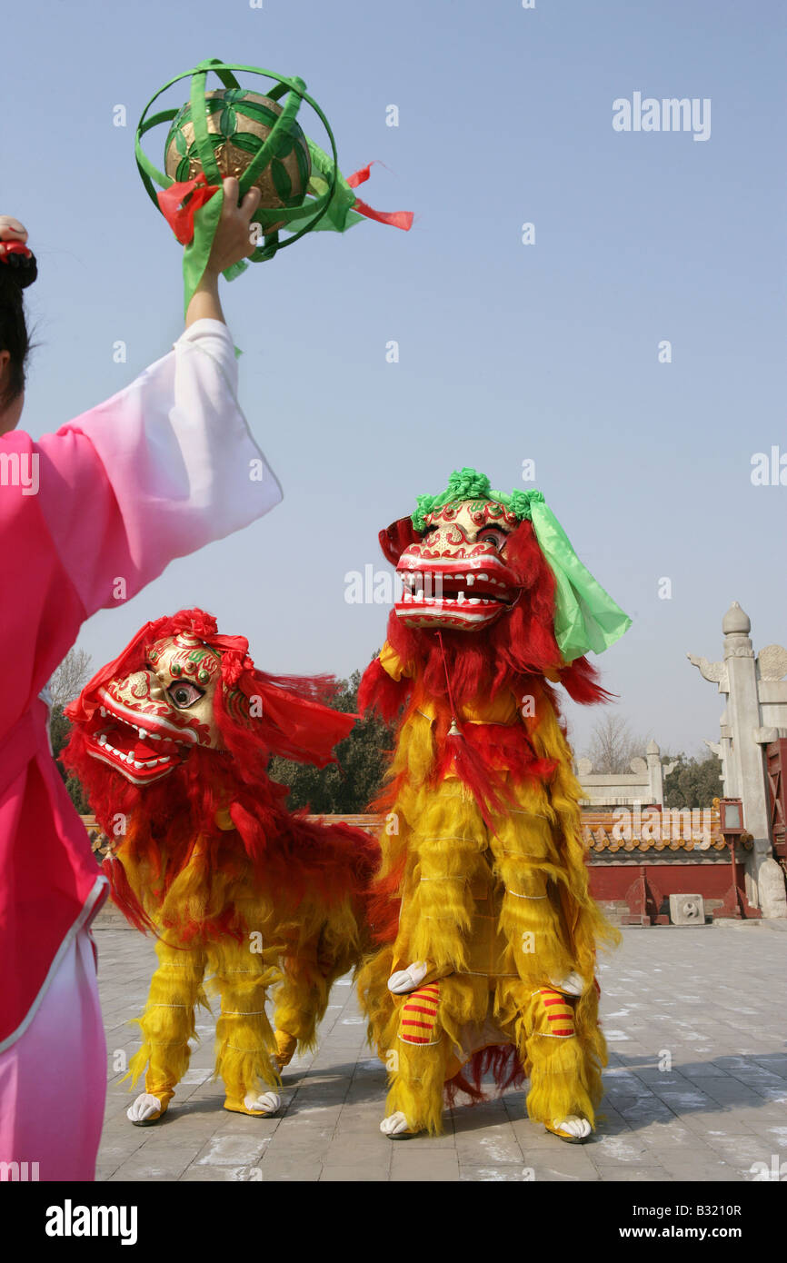 Chinese Lion Dancing In Temple Of Heaven Stock Photo - Alamy