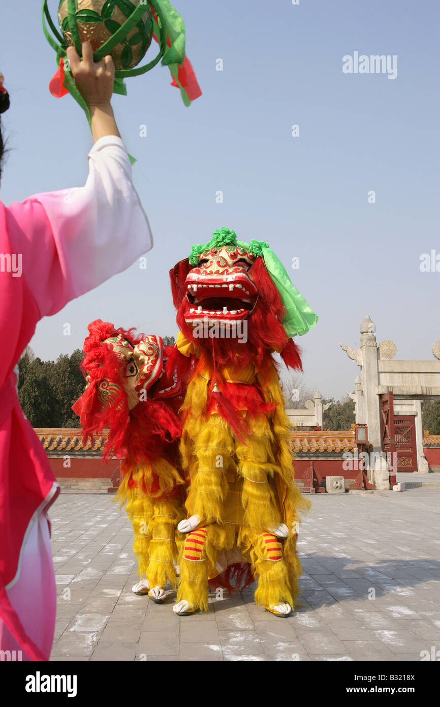 Chinese Lion Dancing In Temple Of Heaven Stock Photo - Alamy