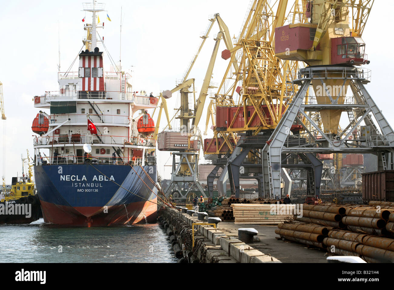 Containers ship loading hi-res stock photography and images - Alamy