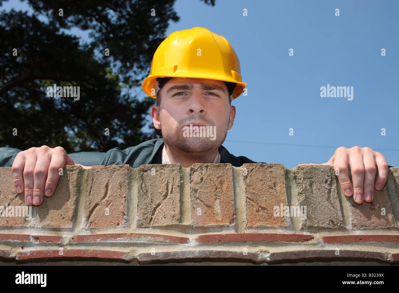 Man peering over wall hi-res stock photography and images - Alamy