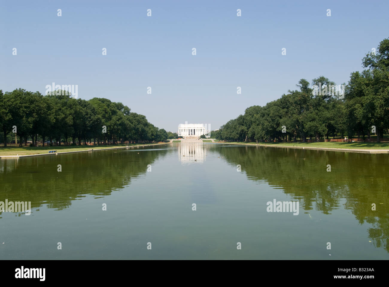 Reflecting pool and lincoln memorial hi-res stock photography and ...