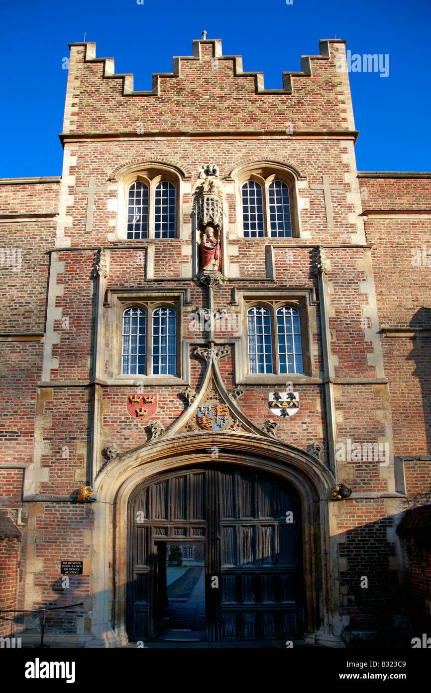 Entrance gate university hi-res stock photography and images - Alamy