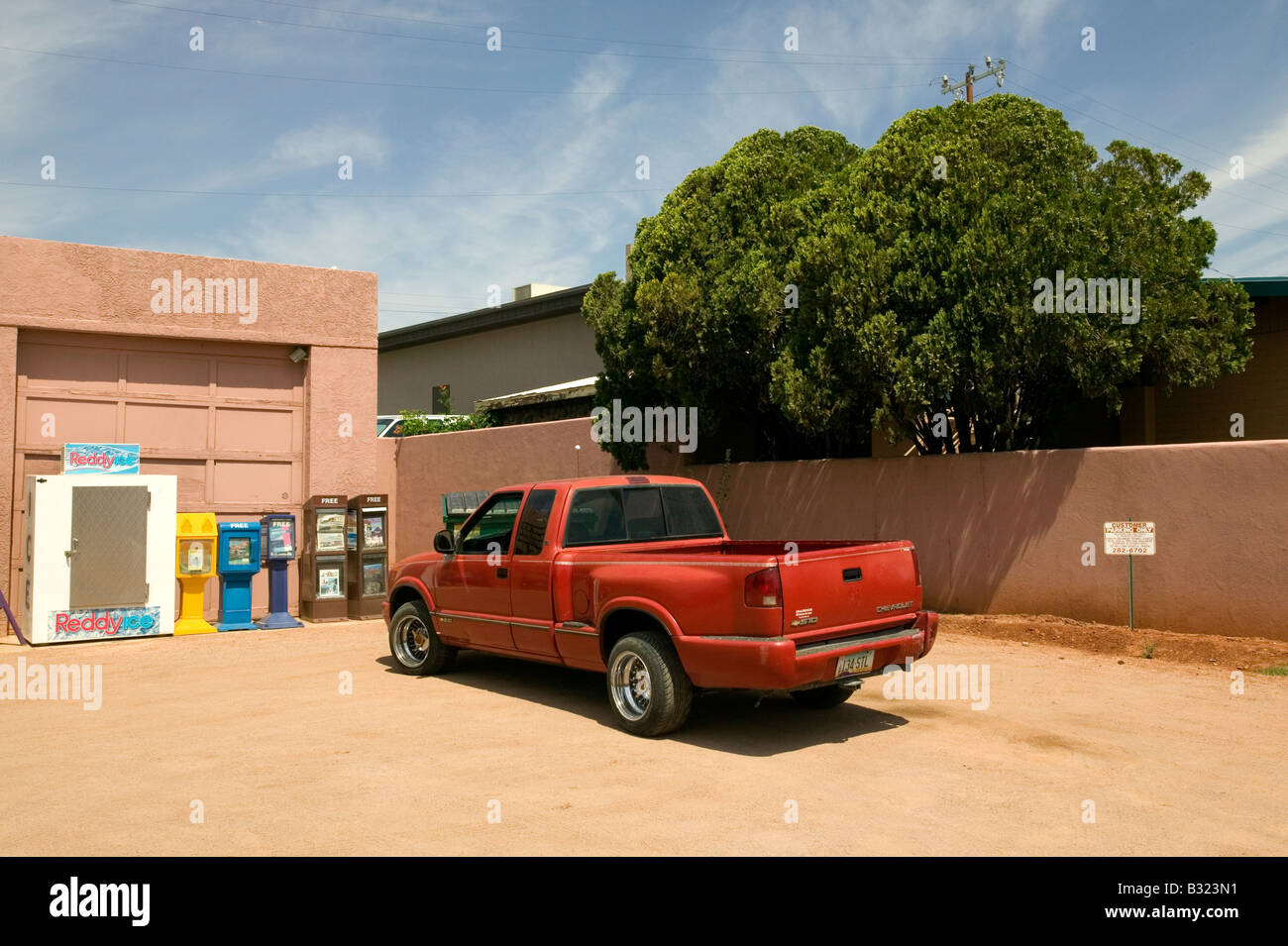 Pick up at store hi-res stock photography and images - Alamy