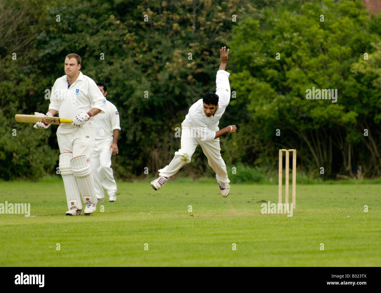 fast bowler in action Stock Photo - Alamy