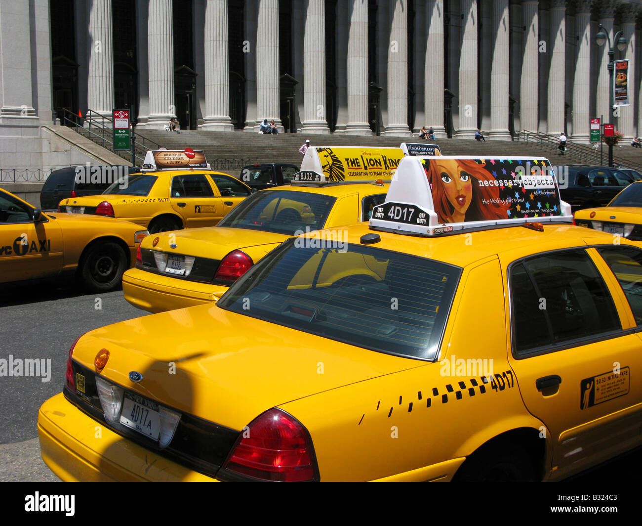 Nyc cabs hi-res stock photography and images - Alamy