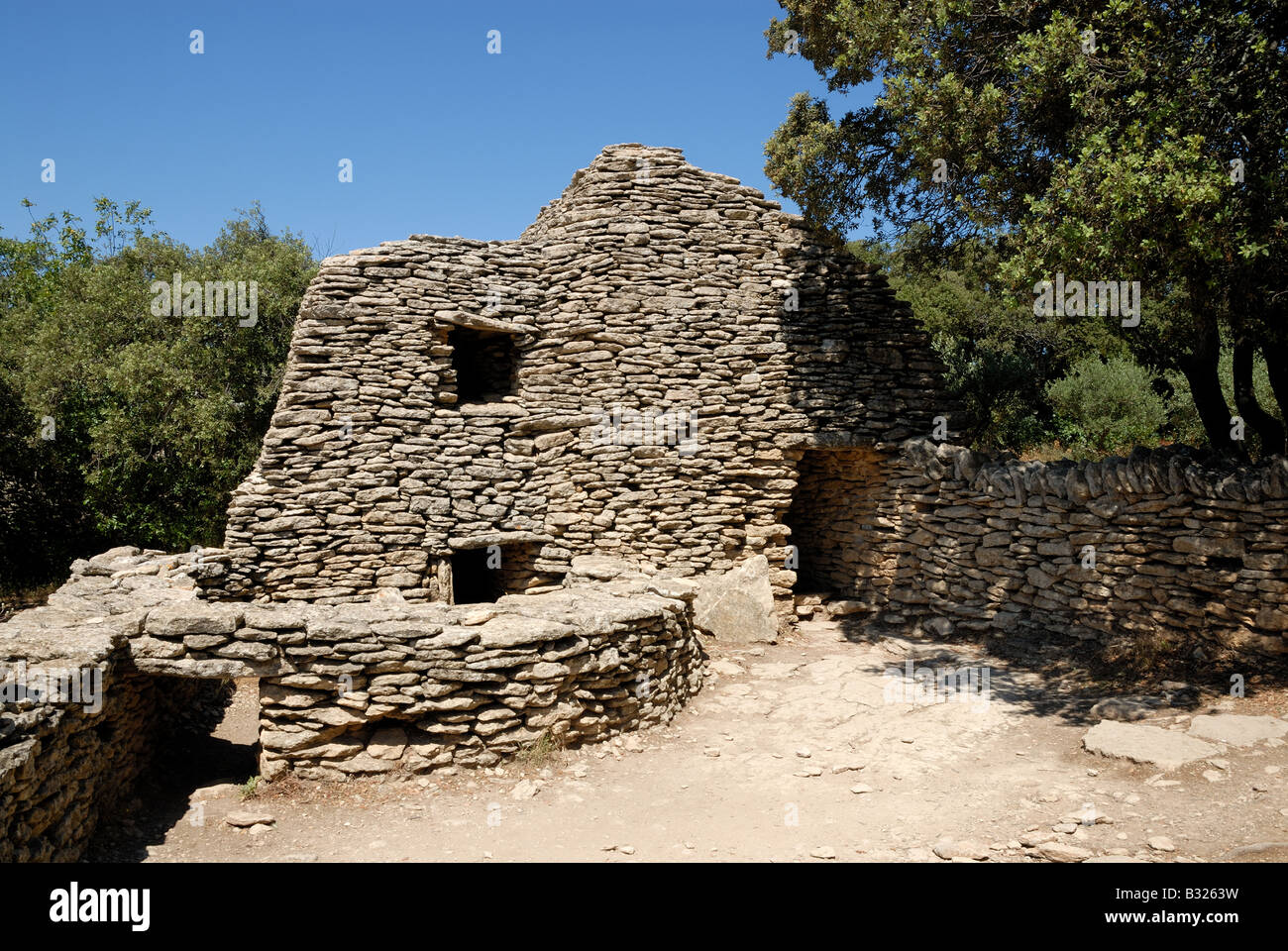 Stone hut france hi-res stock photography and images - Alamy