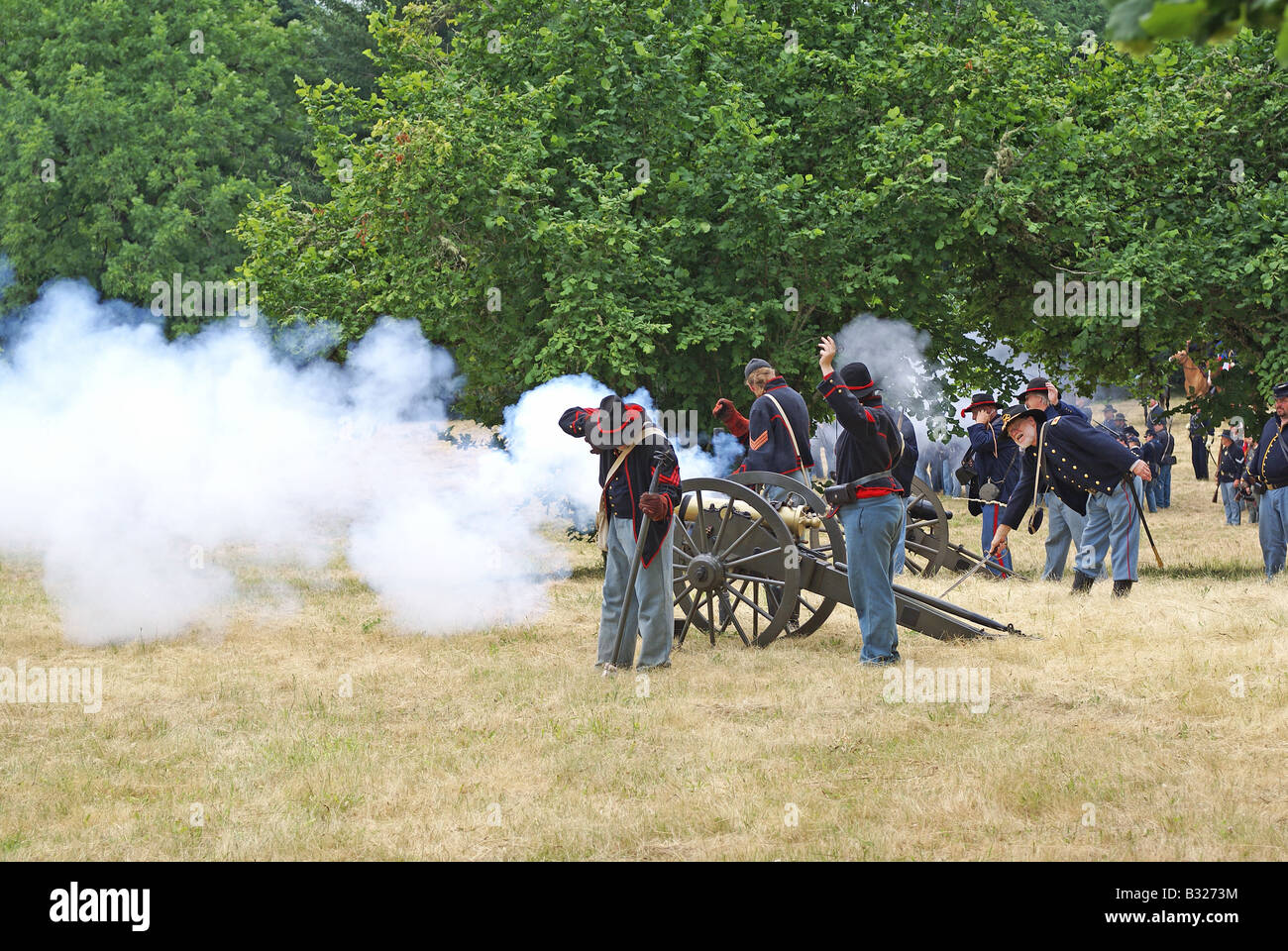 Civil war cannon explosion hi-res stock photography and images - Alamy