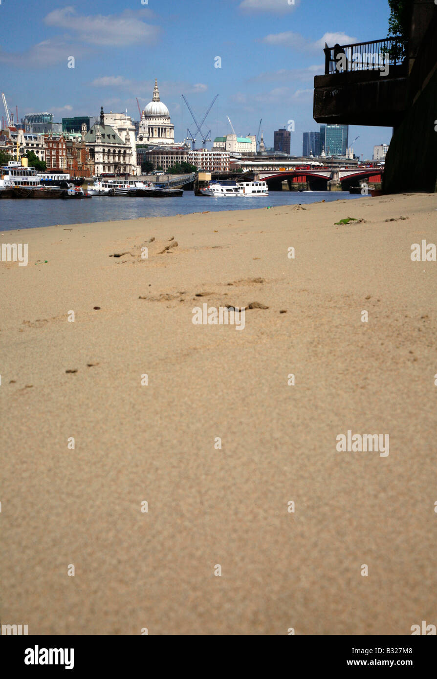 River thames beach hi-res stock photography and images - Alamy