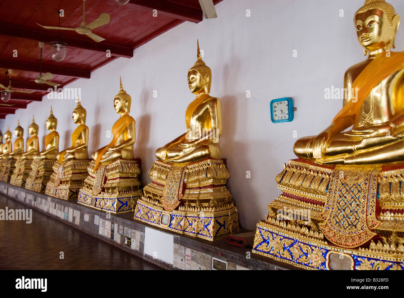 Buddha statues at Wat Mahathat Thai Budhist Temple, Bangok Stock Photo ...