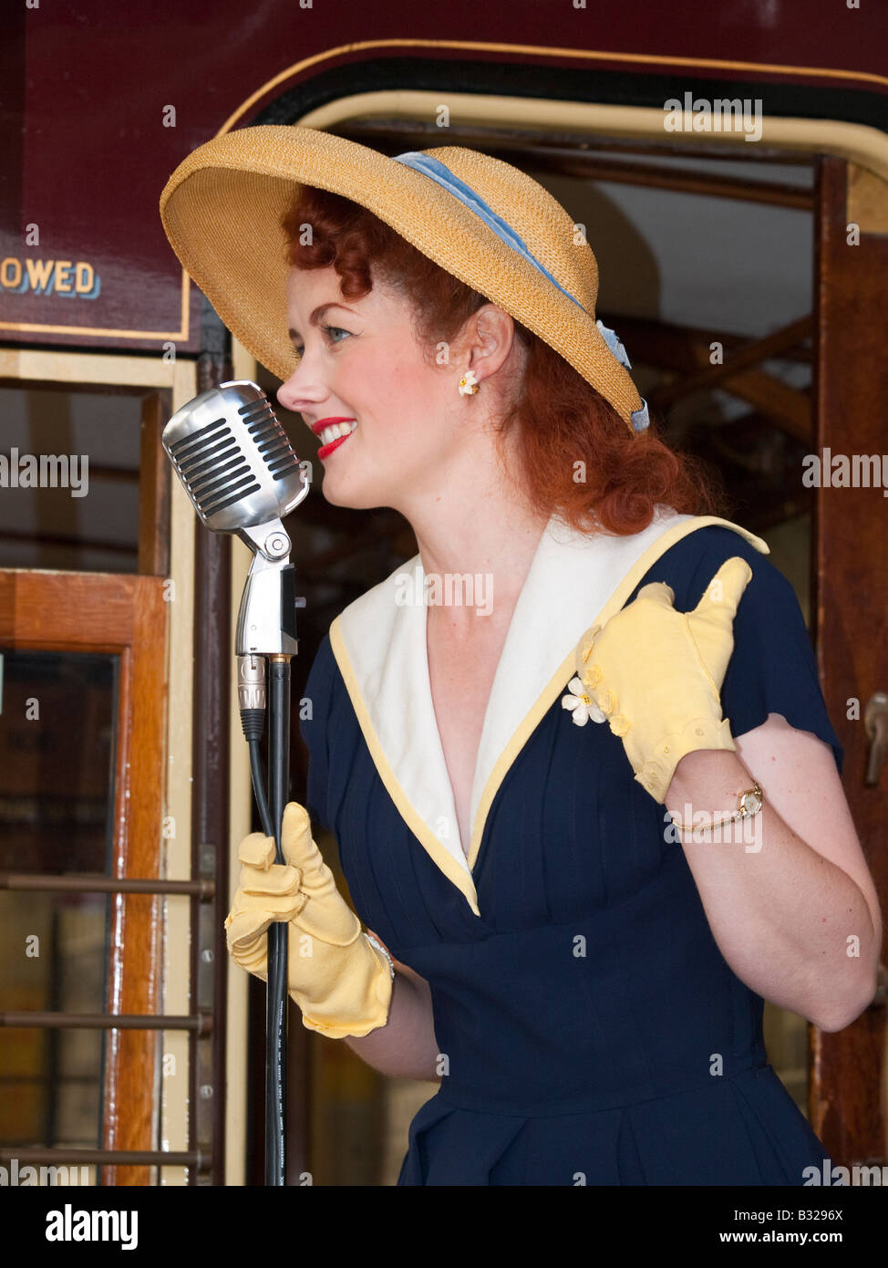 Female stage wwii hi-res stock photography and images - Alamy