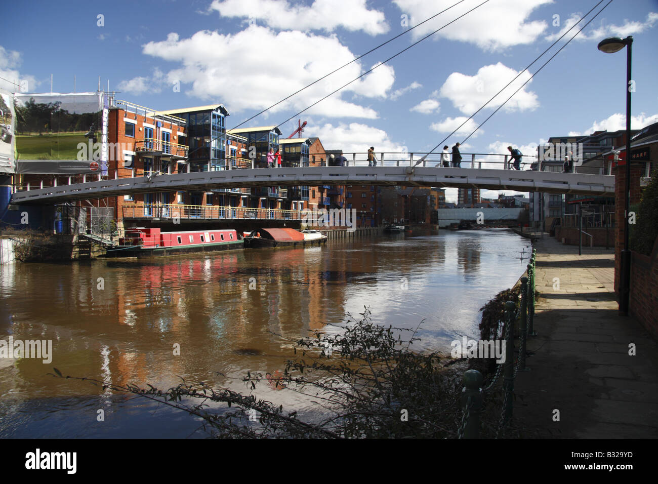 Footbridge over the River Aire at Leeds Stock Photo - Alamy