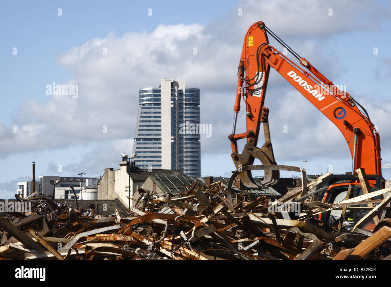 Demolition claw hi-res stock photography and images - Alamy