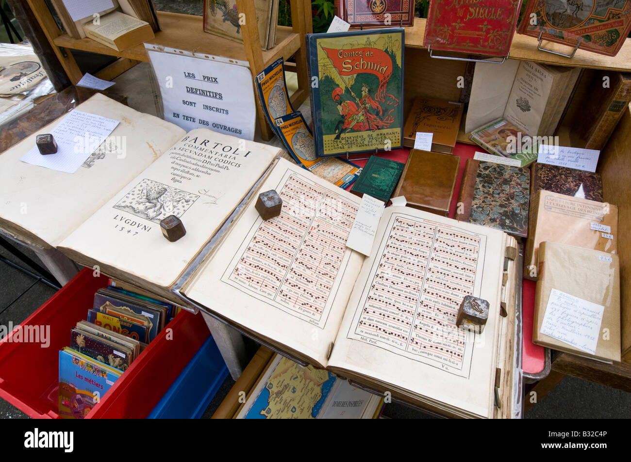 Book stall france hi-res stock photography and images - Alamy