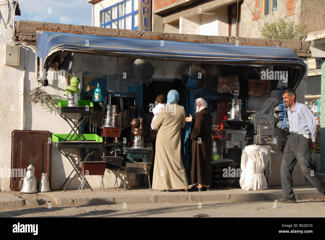 Hardware store tin shop hi-res stock photography and images - Alamy
