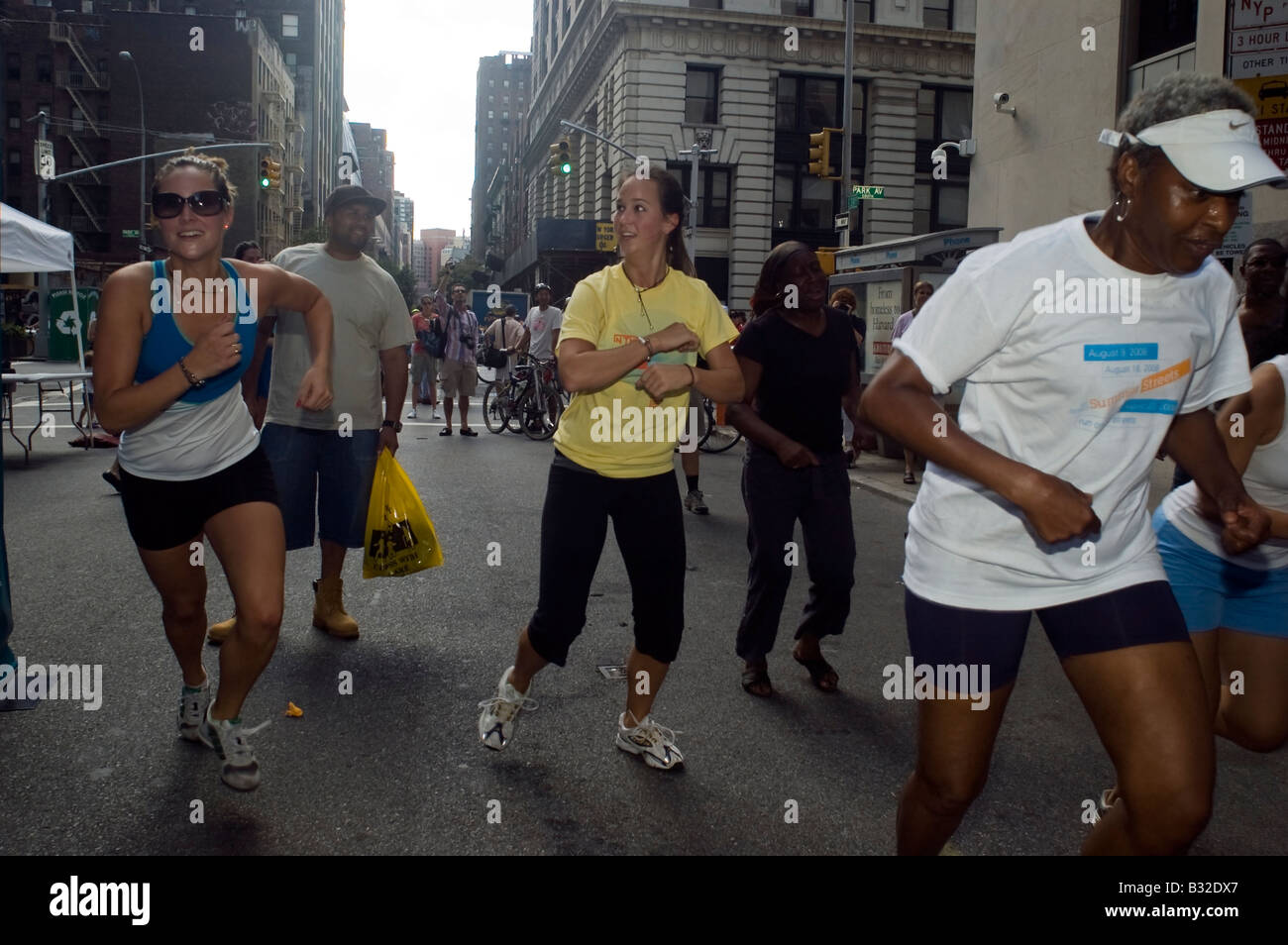 Group exercise camp hi-res stock photography and images - Alamy