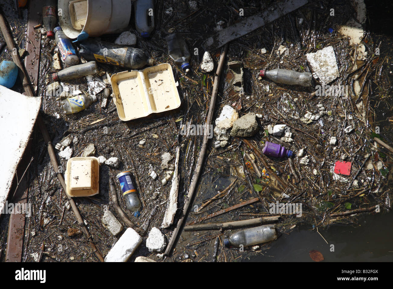 Rubbish in the River Aire, Leeds Stock Photo - Alamy