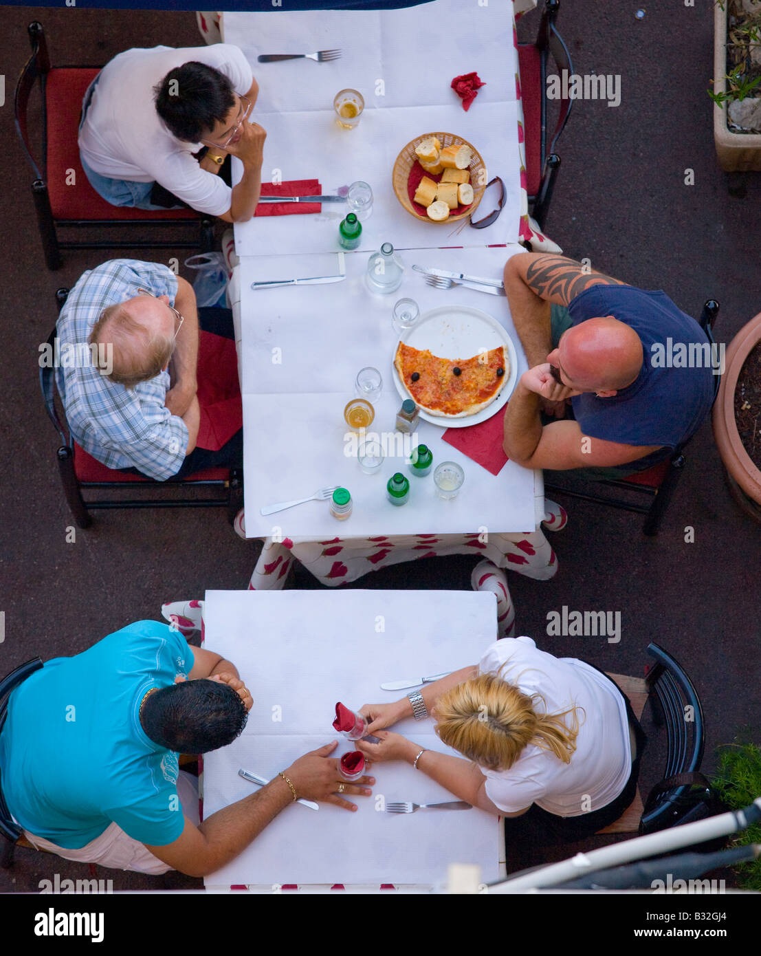 People dining outside pizza hi-res stock photography and images - Alamy