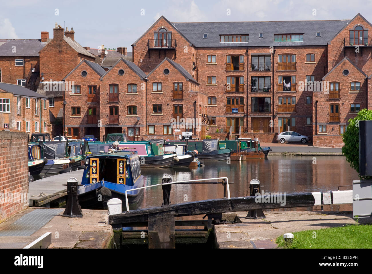 Canal basins hi-res stock photography and images - Alamy