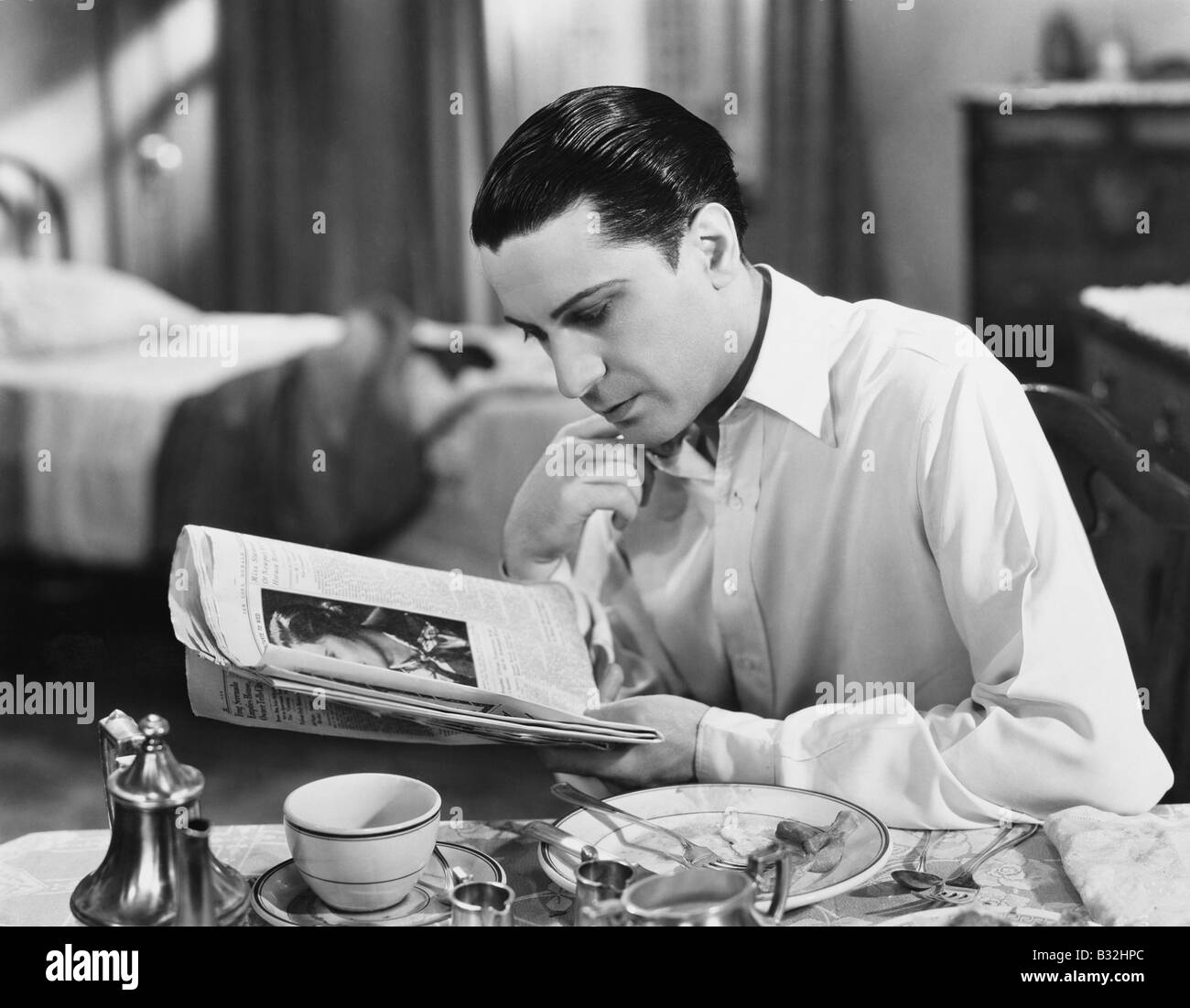 Reading news paper historical Black and White Stock Photos & Images - Alamy