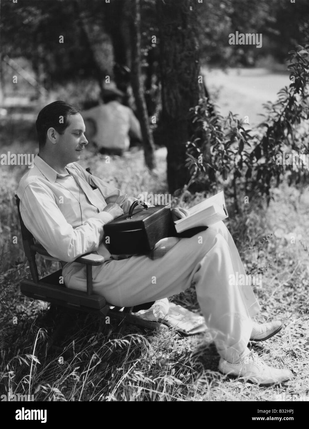 Read book outdoors Black and White Stock Photos & Images - Alamy