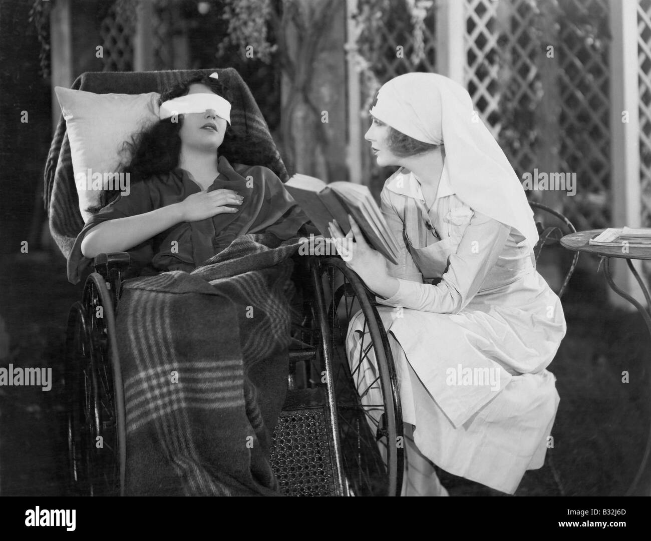 Old fashioned nurse hat hi-res stock photography and images - Alamy