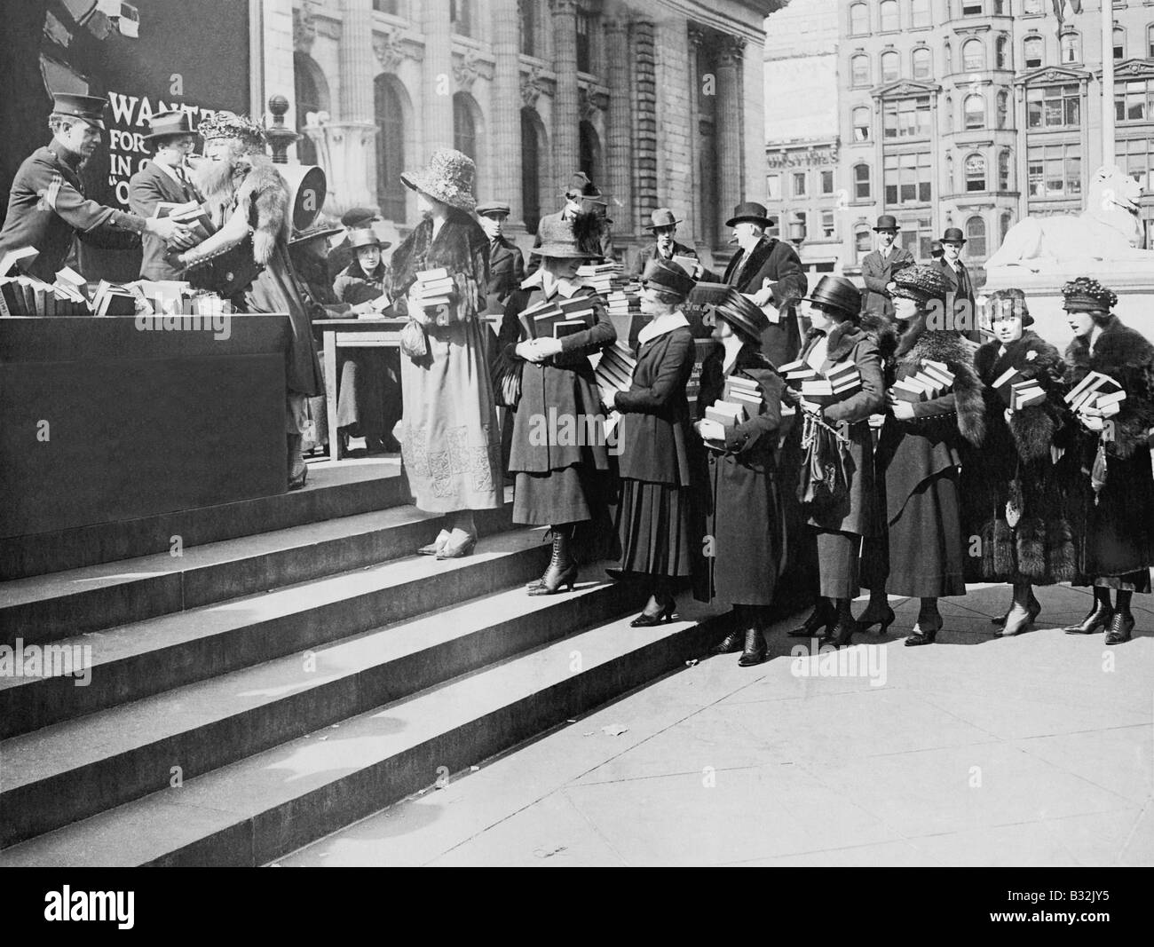 Read book outdoors Black and White Stock Photos & Images - Alamy