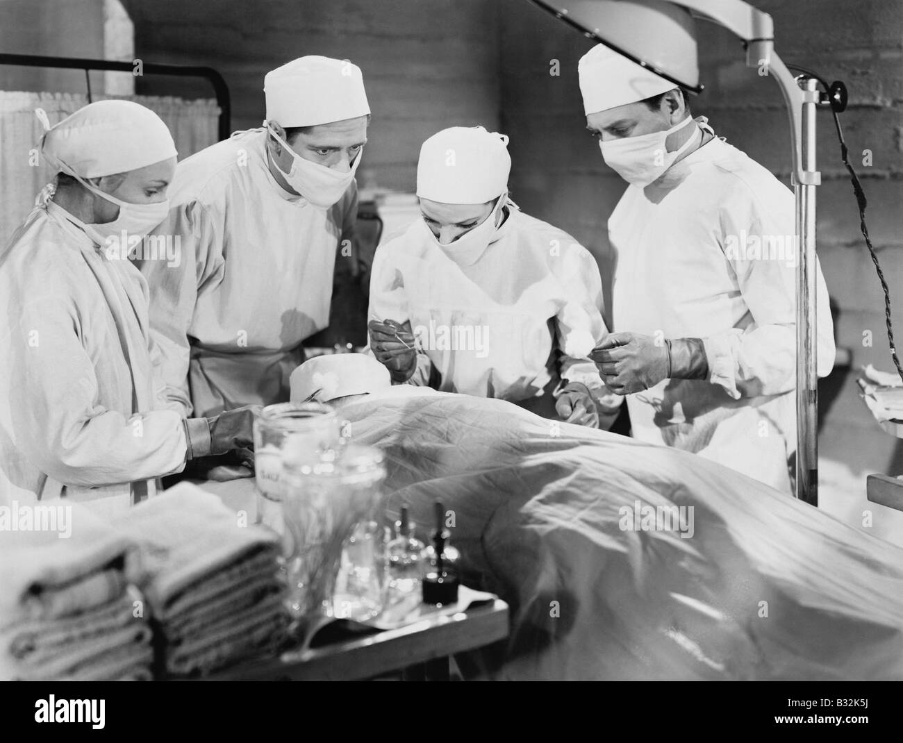 Group of doctors performing surgery Stock Photo - Alamy