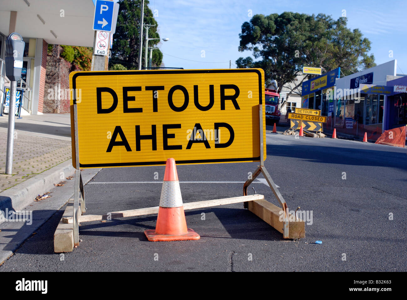 Traffic detour sign hi-res stock photography and images - Alamy